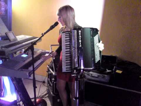 beatriz y su acordeon zaico - YouTube
