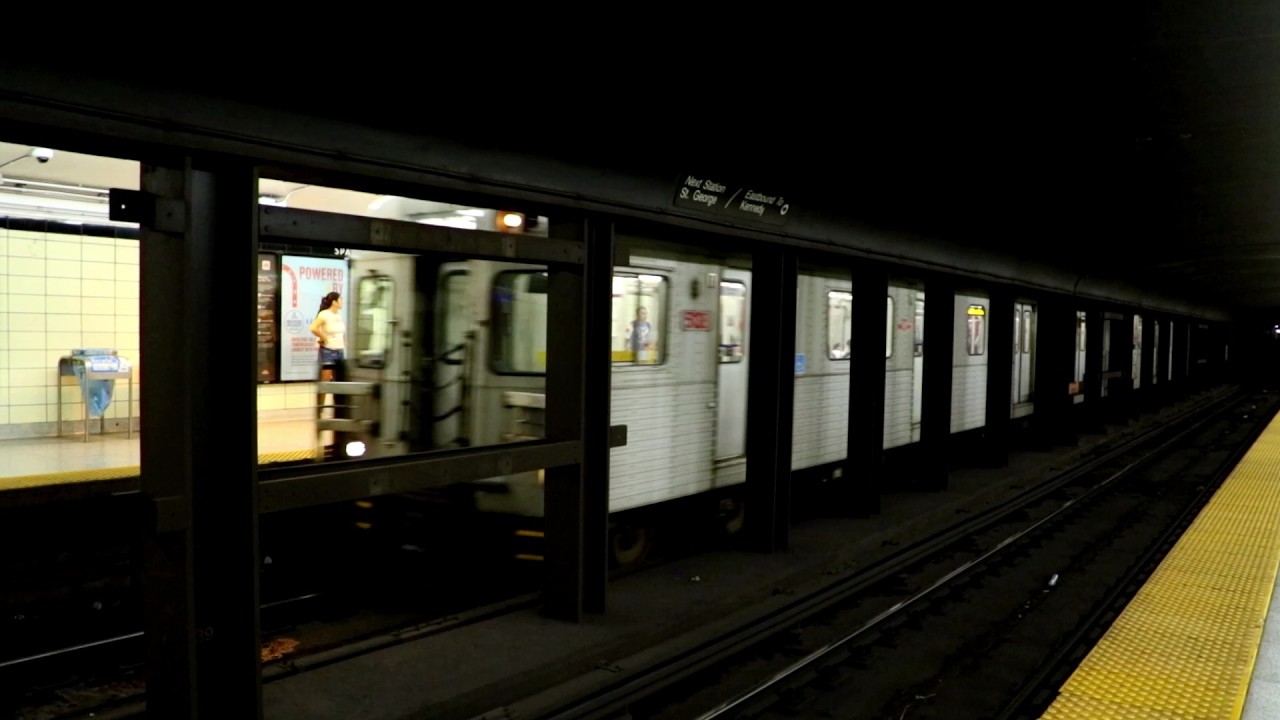 TTC Toronto Subway : Kipling Bound Bombardier T1 Line 2 Train @ Spadina ...