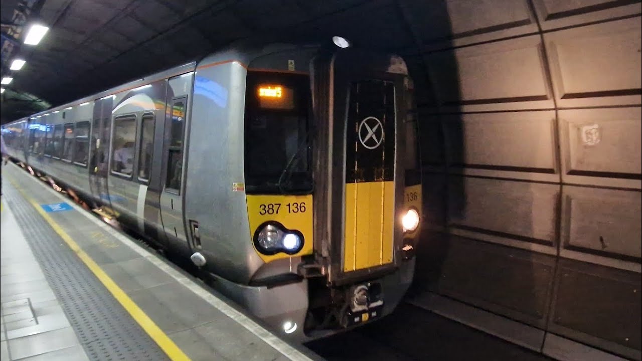 Heathrow Express class 387/1 from terminal 2 and terminal 3 to terminal ...