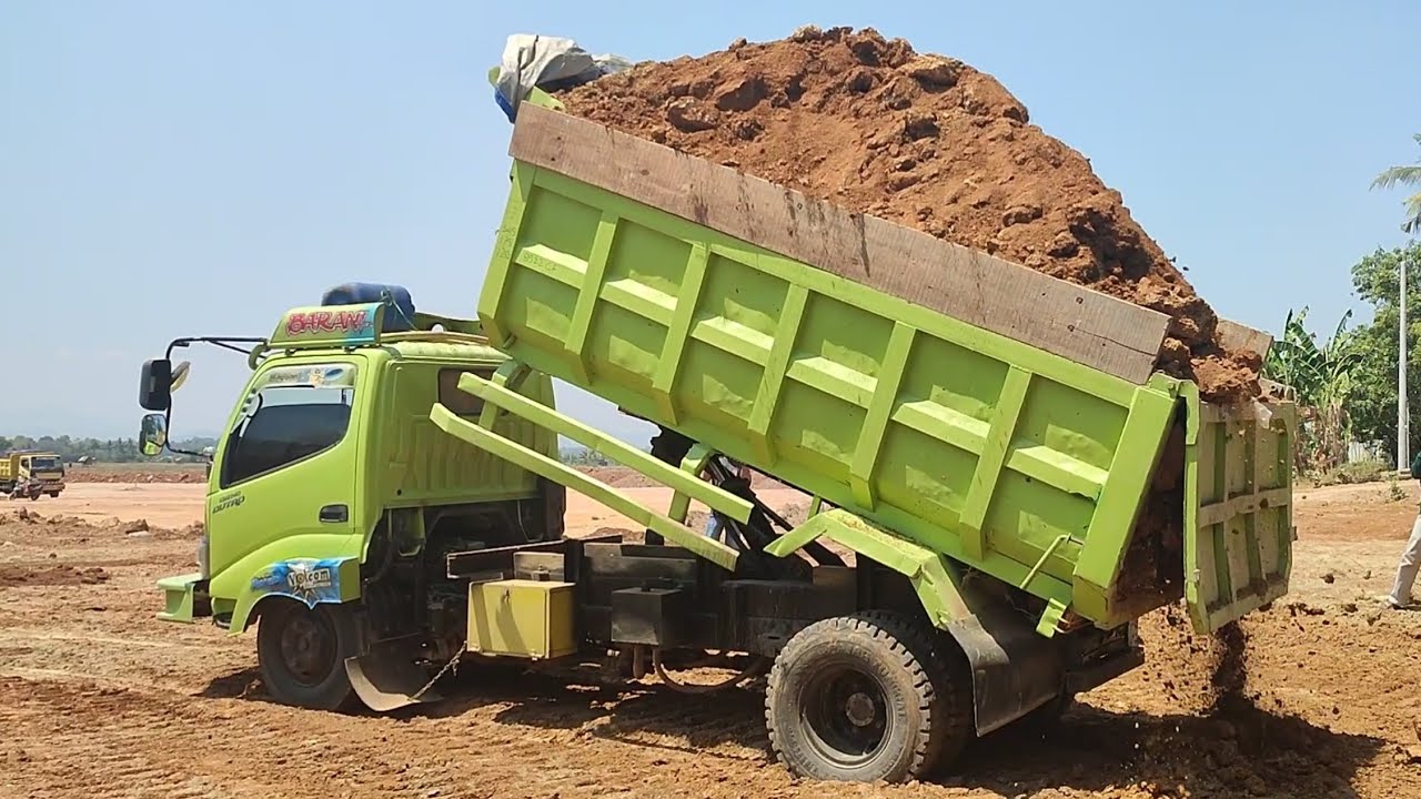 Mobil truk// Dump Truk Hino Dutro Jomplang Muatan Tanah Urug Full Bak ...