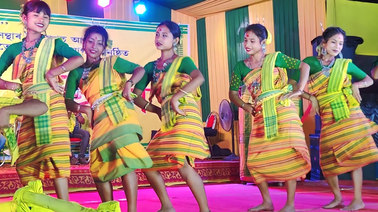 Kuc Rajbongshi Stage Program | Bisuwa Gaan | Kuc Rajbongshi Song New ...