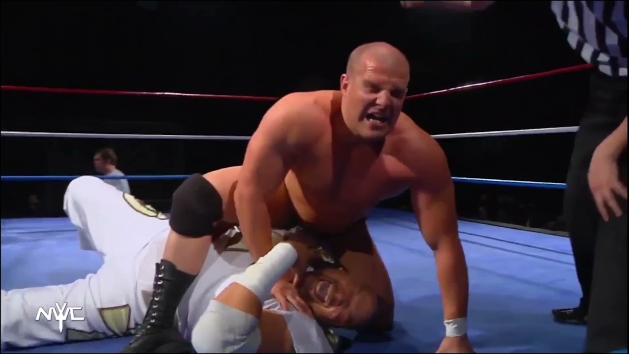 Mike Mondo vs. King Mega - YouTube