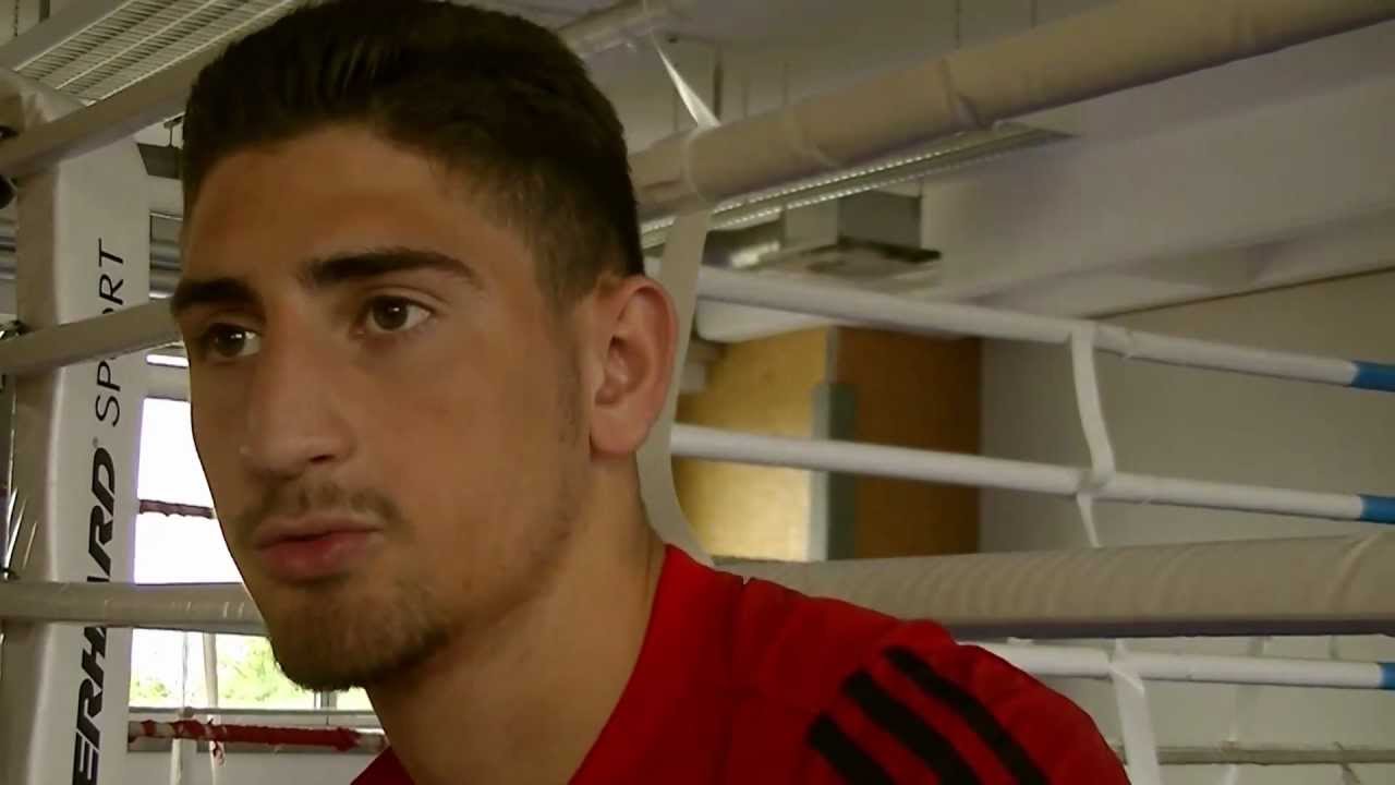 Boxer Omar findet seine Ausbildung langweiliger als das Boxen und ...
