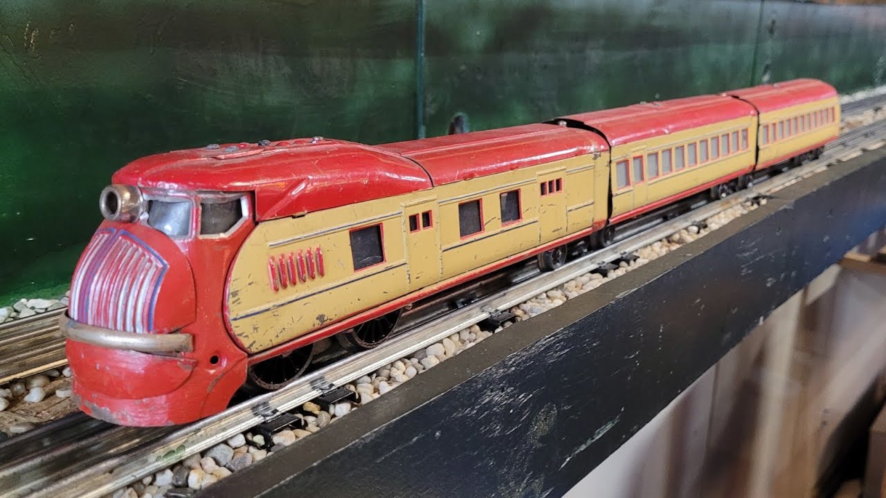 PAYA pre war M10000 streamline train 0 gauge - YouTube