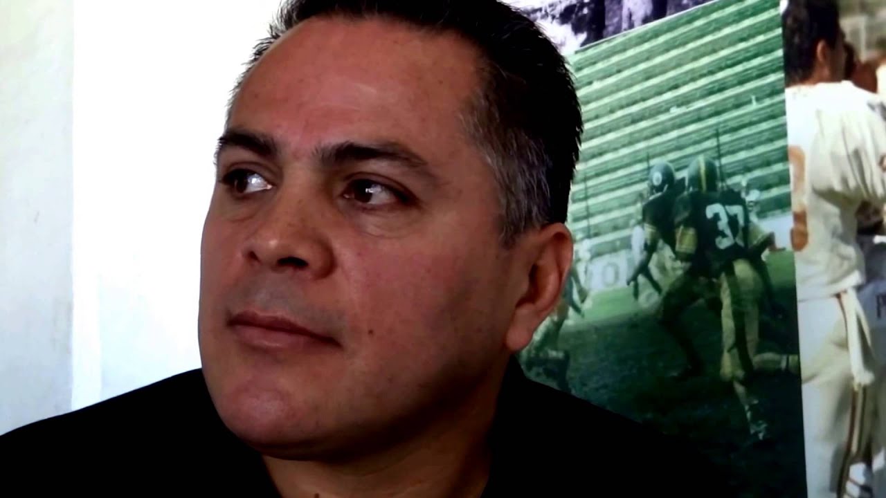 Alejandro Morales (16) orgulloso Qb de Pieles Rojas - YouTube