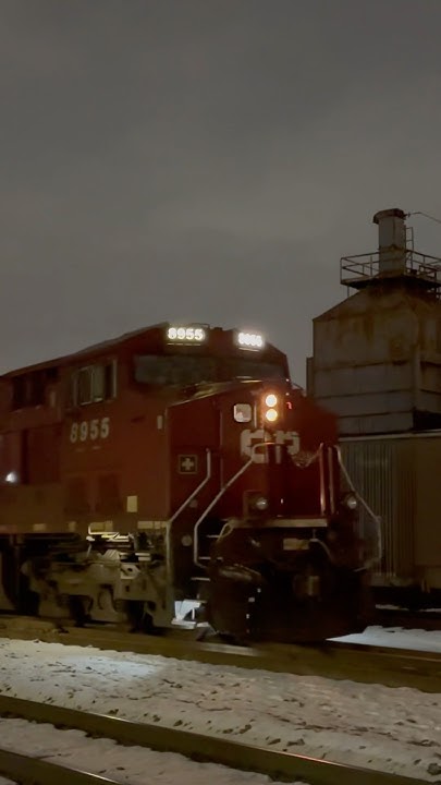 CP 8955 rolls light power past Mannheim - YouTube