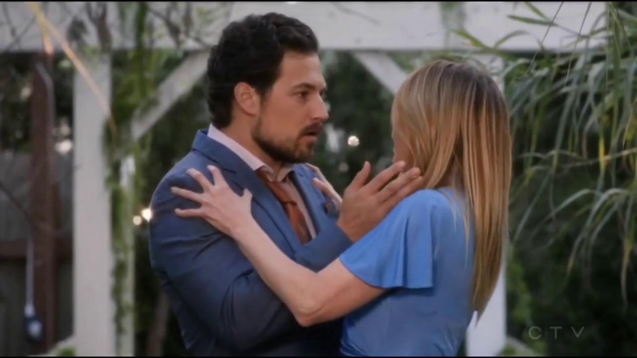Grey’s Anatomy 14x24 Meredith and Deluca Kiss - YouTube