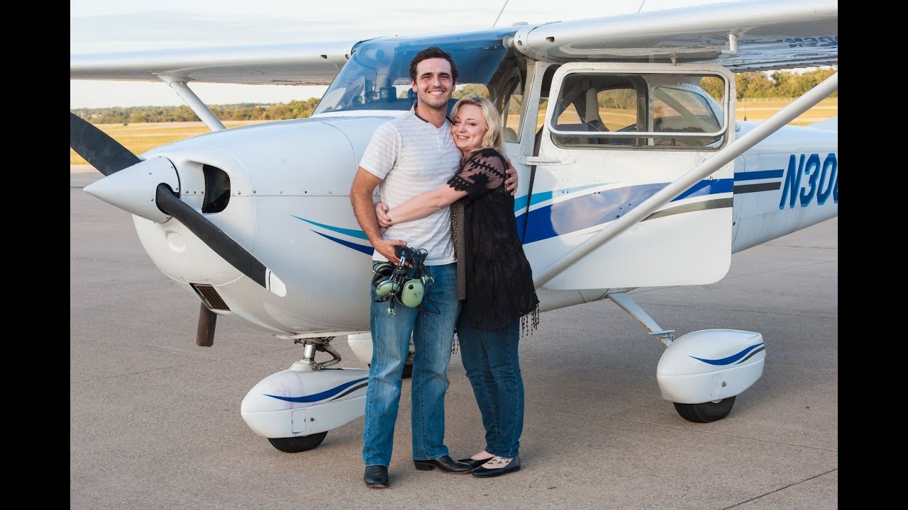 Man proposes to girlfriend from airplane - YouTube