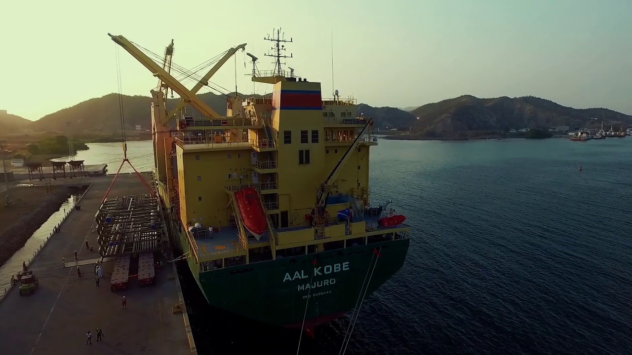 See the AAL Kobe (31,000 dwt, A-class MPV) in action, transporting pipe ...