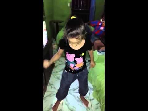 Menina de 5 anos dançando - Metralhadora (A Vingadora)