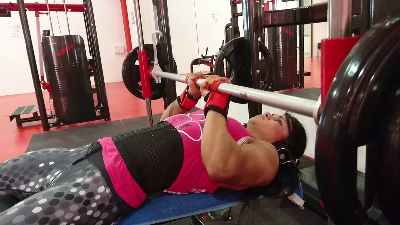 Press de banca agarre cerrado para tríceps en multipower - YouTube