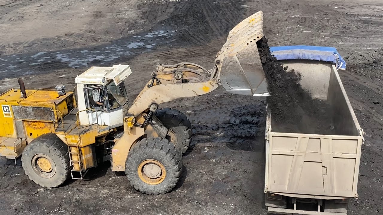 Caterpillar 988B Wheel Loader Loading Coal On Trucks - YouTube