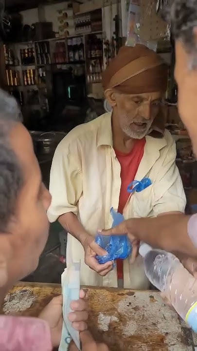مسن يمني يتحدى العمر فرق شاسع بين همة هذا الحاج في تجارته وبين همة شبابنا 🥺 الله يرزقه الصحه 🌟