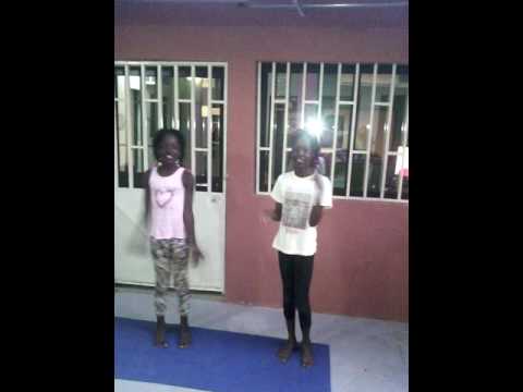 Meninas elásticas-posições de yoga     Isabel e Taize