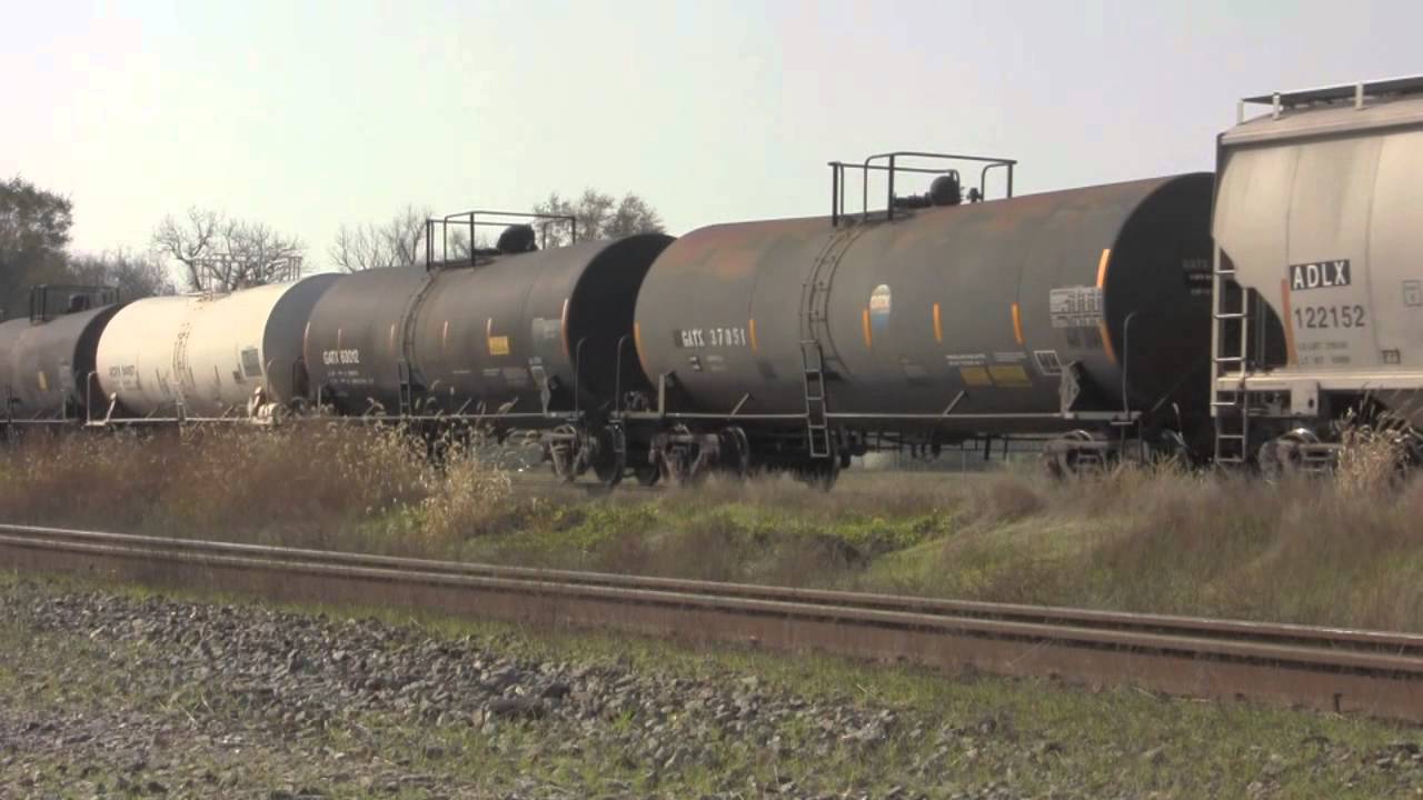 ATSF 3167 and BNSF 2003 Lead WB 107 Peoria, IL - YouTube