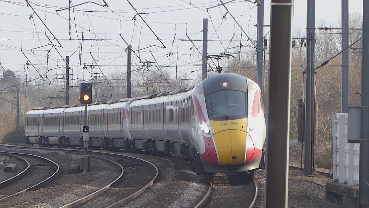 Double LNER 'Azuma' passes Retford (3/2/25) - YouTube