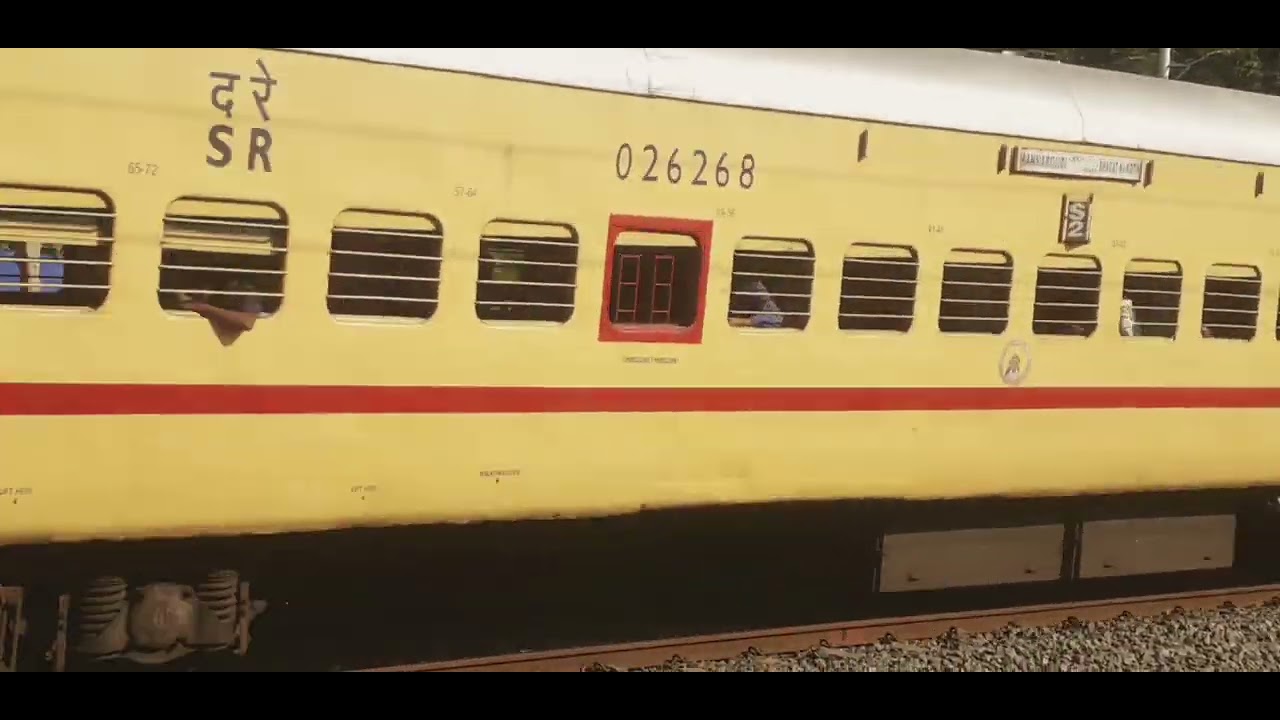 Train No:22674 MANNARGUDI TO BGKT SF EXPRESS ON (ET WAP-4E) - YouTube