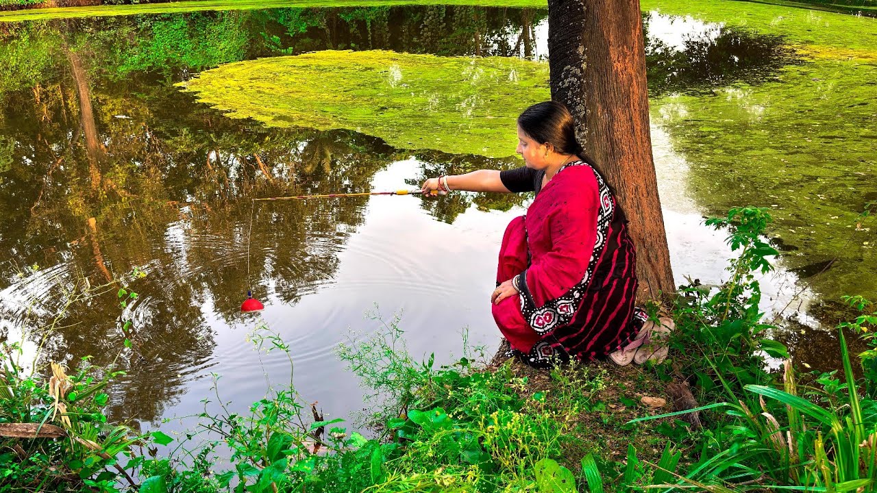 Fishing video || Anyone can learn fishing by watching the skillful girl ...