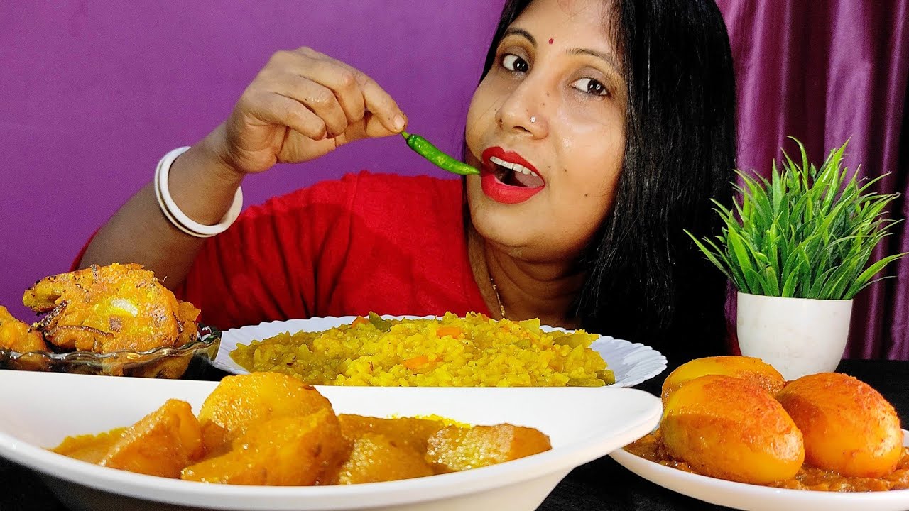 ASMR EATING KHICHDI WITH SPICY 🔥🥵 EGG MASALA,DUM ALU,ONION POKORA ...