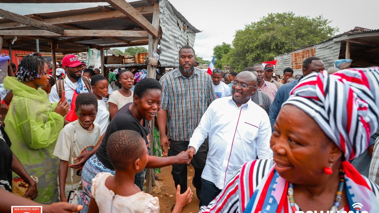 Dr. Bawumia Engages Bongo Traders in Campaign Stop at Local Market ...