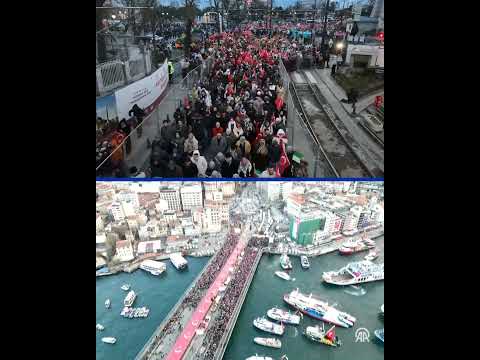 Filistin'e destek için Galata Köprüsü'nde düzenlenen eyleme vatandaşların katılımı sürüyor