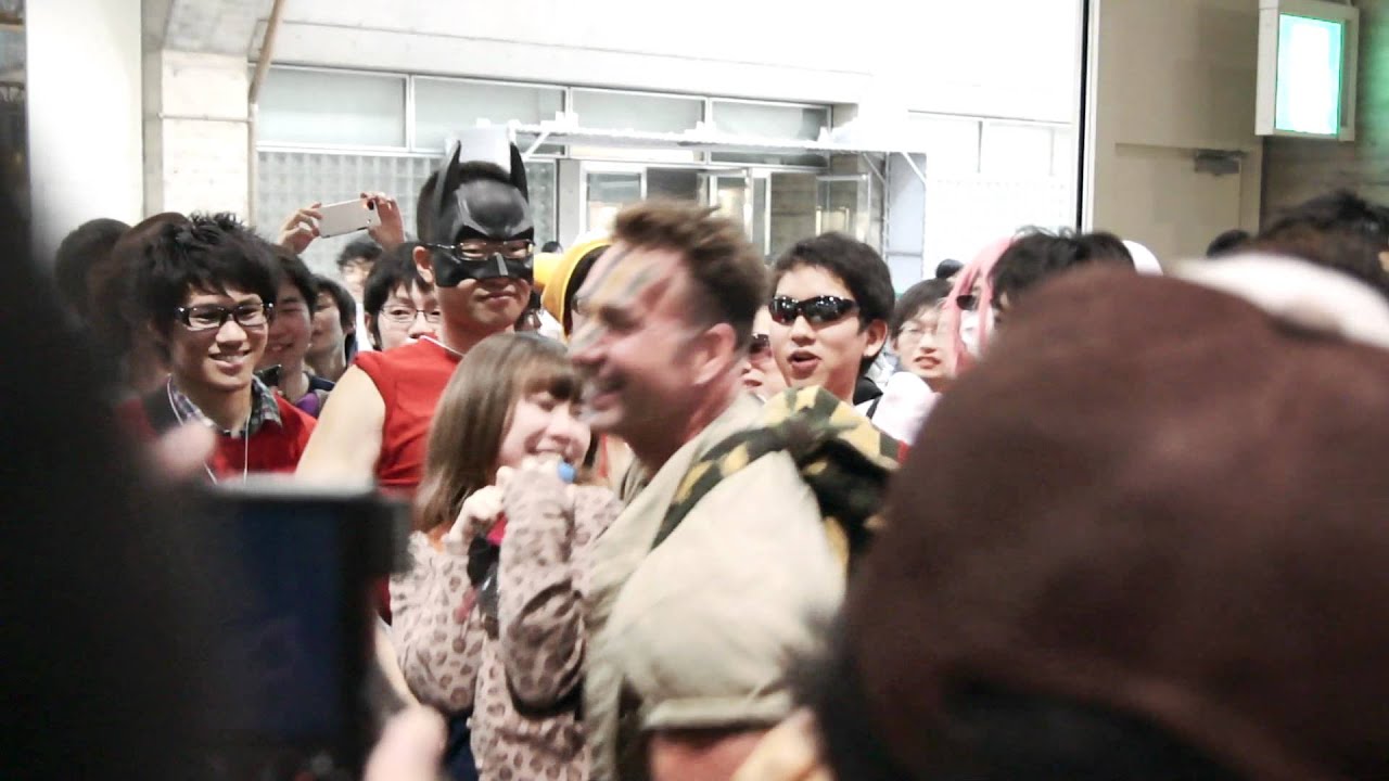 ニコニコ超会議：ビリー兄貴がお姫様だっこ：Kotaku JAPAN - YouTube