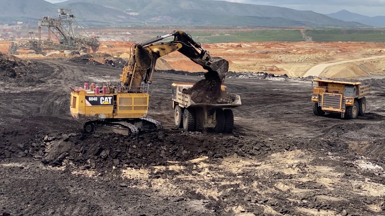 Caterpillar 6040 Excavator Loading Coal On Hitachi EH3500 Dumpers - YouTube