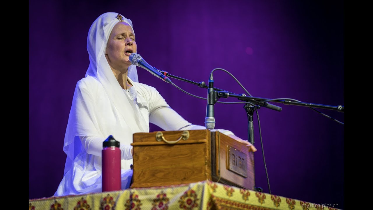 Sat Narayan by Snatam Kaur live in Zürich/Switzerland - YouTube