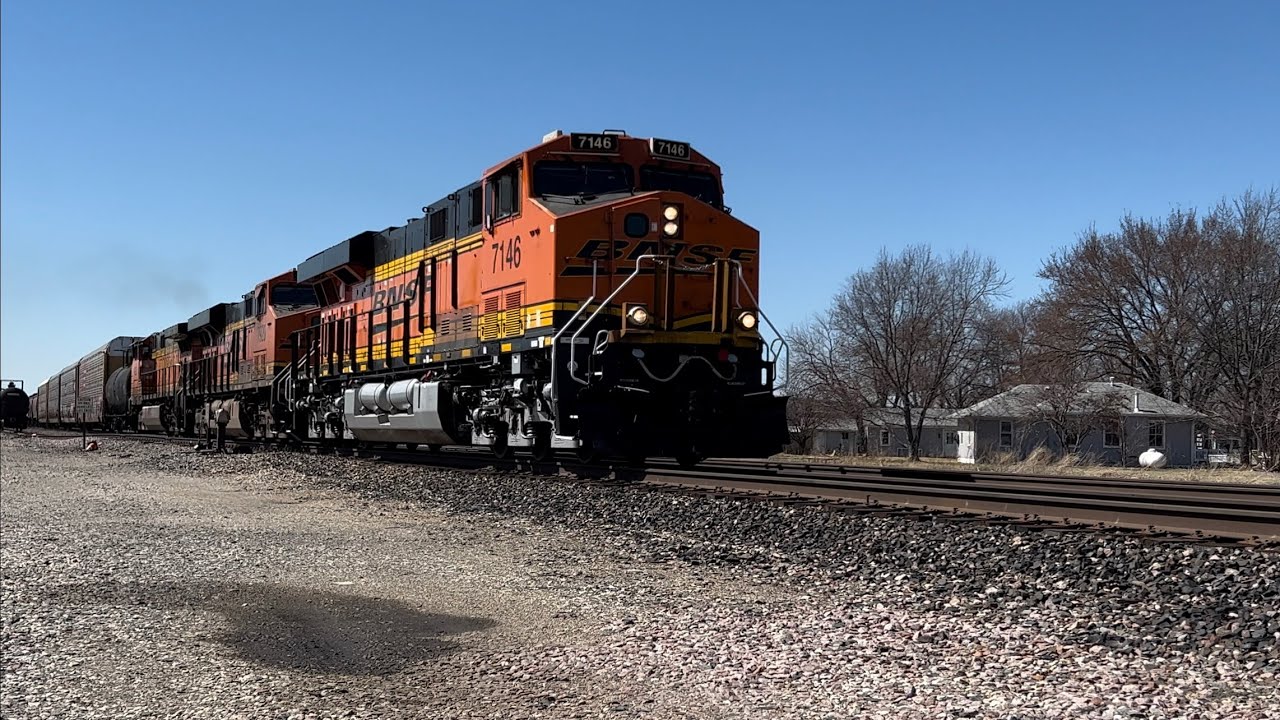 Fast moving Manifest train w/ Clean Gevo leader! BNSF Transcon ...