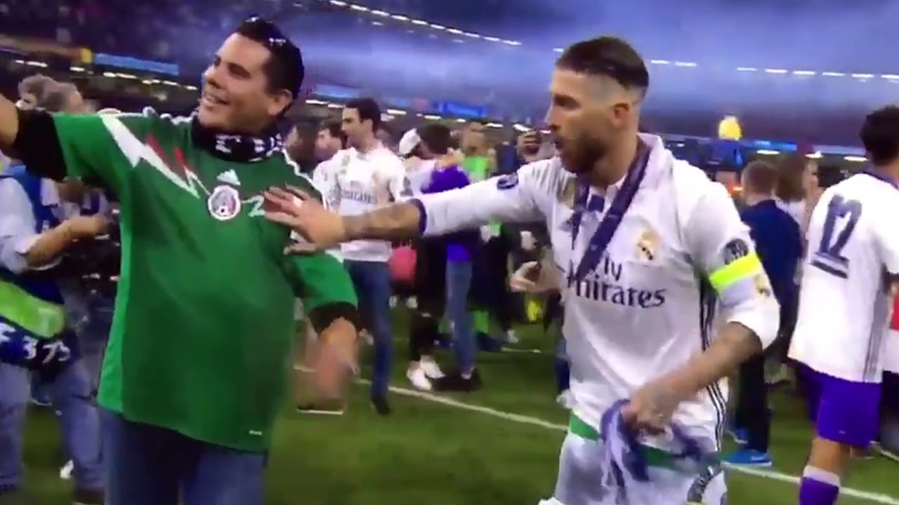 SERGIO RAMOS EMPUJA A MEXICANO DURANTE EL FESTEJO DEL REAL MADRID - YouTube
