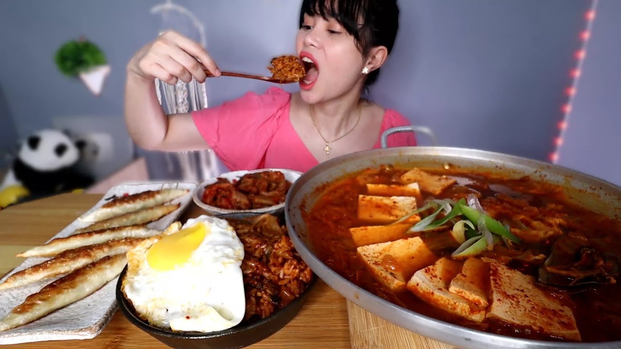 KIMCHI STEW, KIMCHI RICE AND DUMPLING MUKBANG - YouTube
