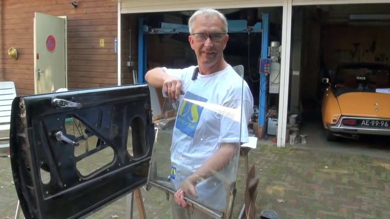 DS-TT: De en montage raam mechaniek bij een Citroën DS - YouTube