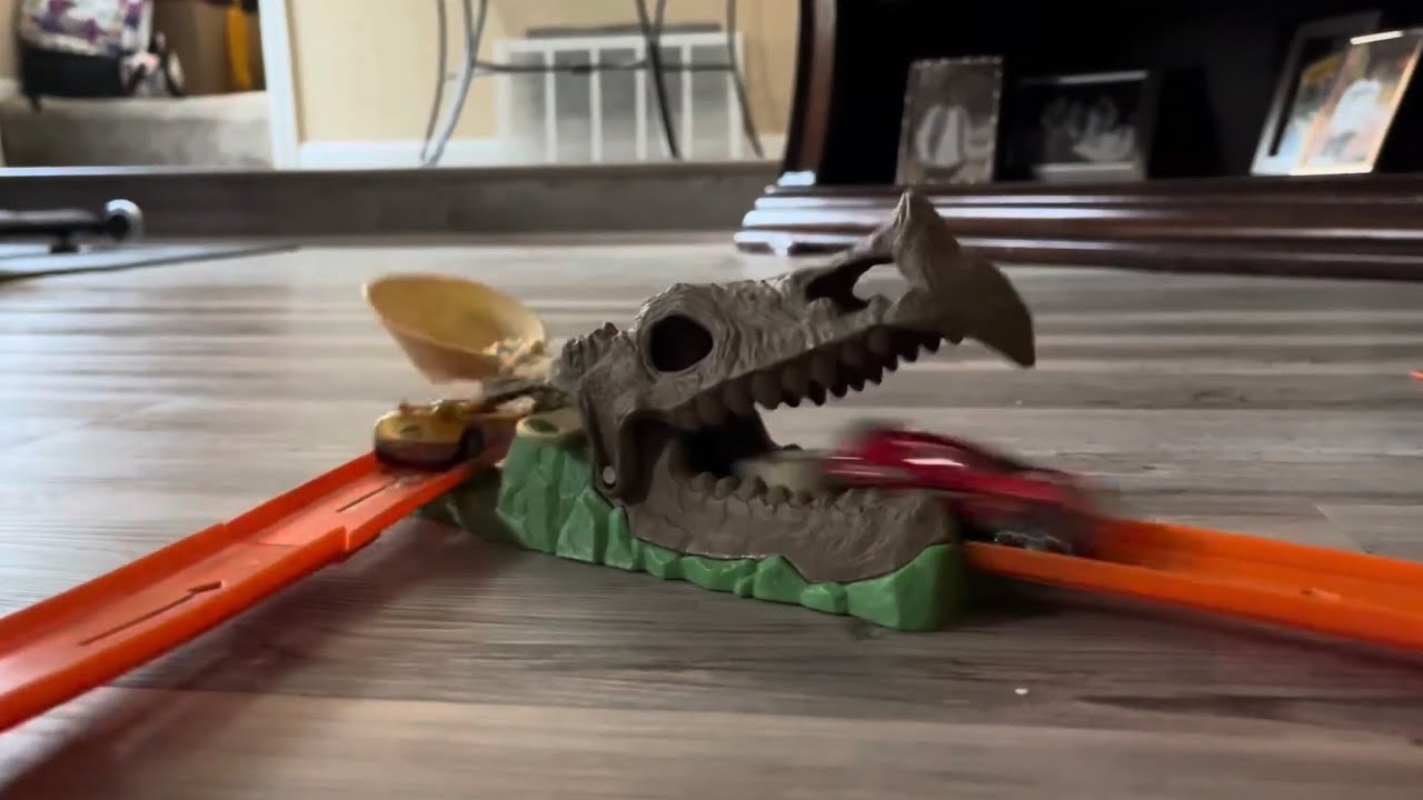 Hot Wheels Trick Tracks - Mega Stunt Pack with Dino - YouTube