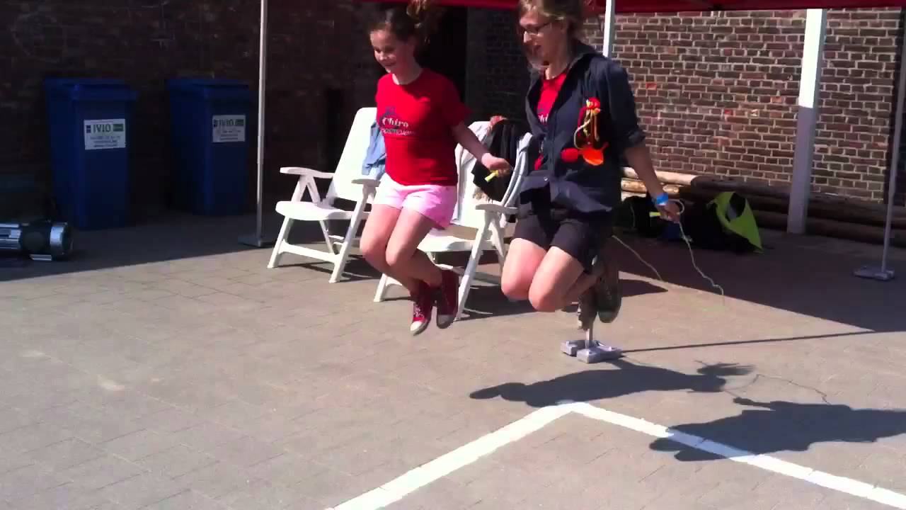 Tine en Ibe touwspringen op Jeugdsportdag 1 - YouTube