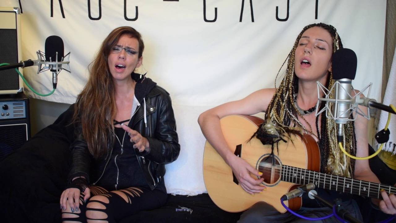 Mia And The Moon - Moira Clara (Live @ Proc-Cast HQ) - YouTube