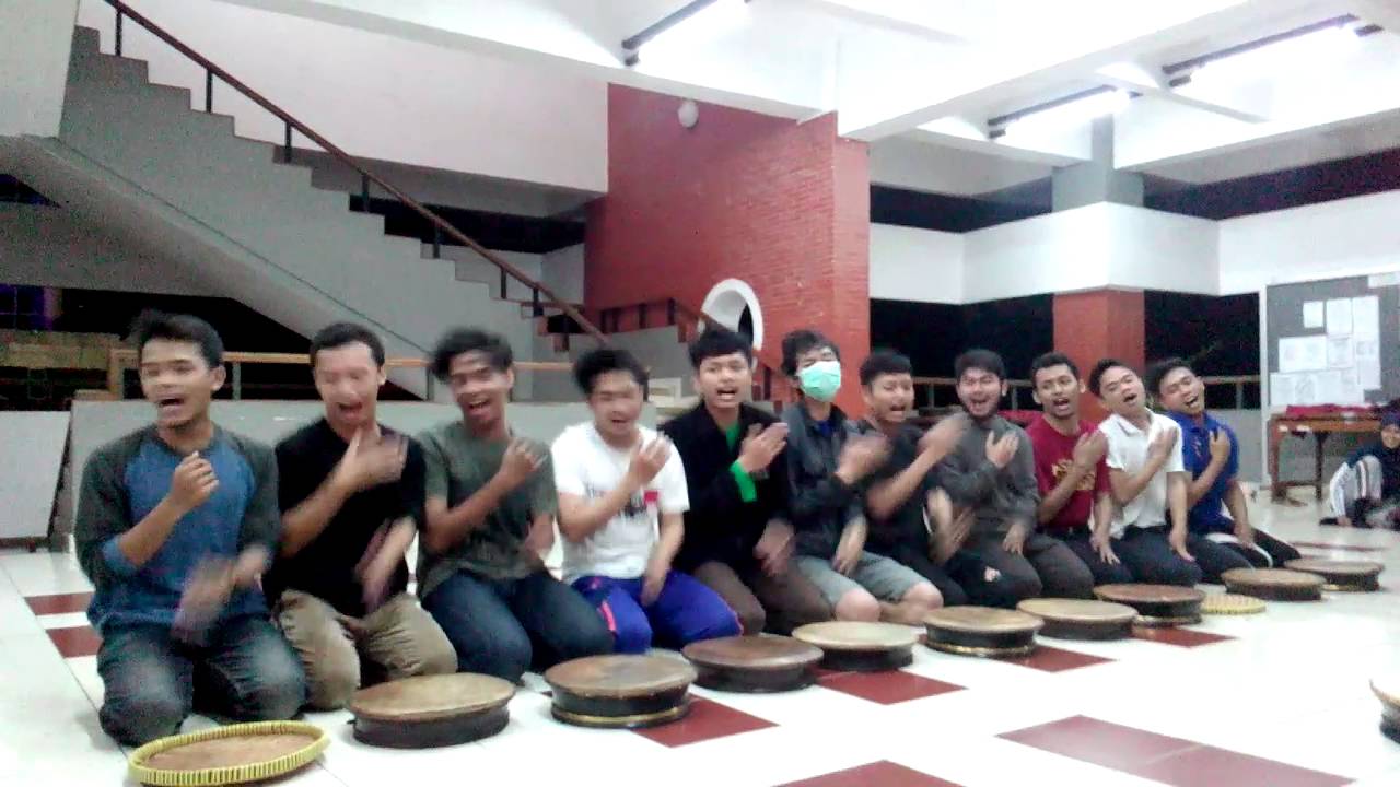 Latihan Tari Aceh Rapai Geleng Rampoe UGM di Fakultas ilmu Budaya UGM ...