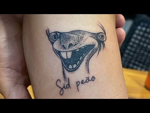 Sid recebeu uma homenagem em forma de tatuagem. - YouTube