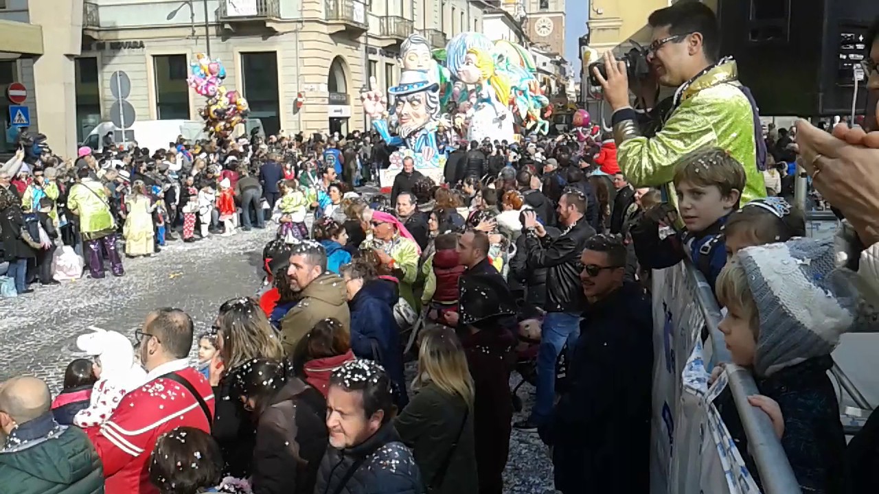 Carnevale di Chivasso - YouTube