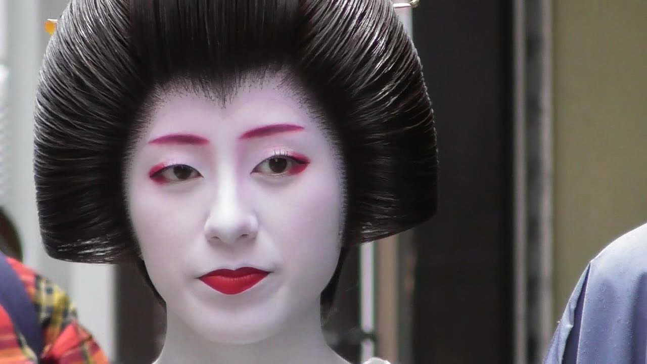 祇園・切り通しの進々堂前 亜佐子さん（芸妓） 襟替え Asako(Geiko ) , Gion, Kyoto - YouTube