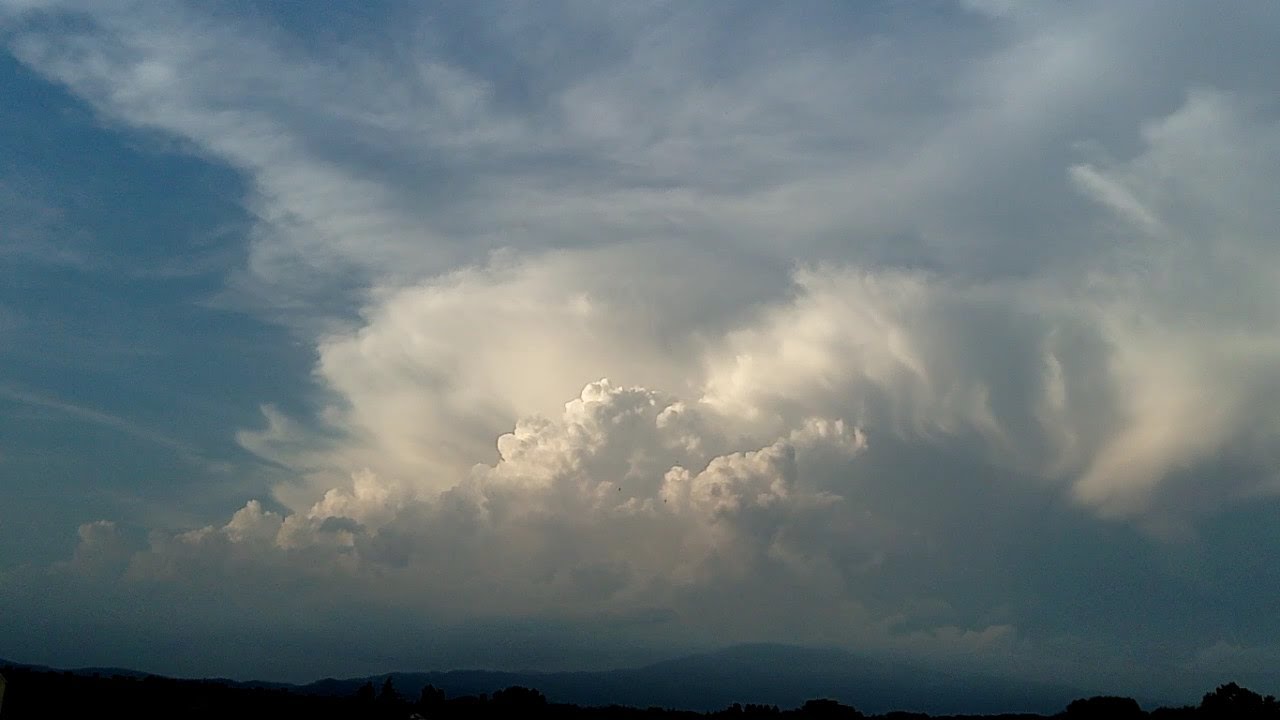Développement de Cumulonimbus (Nuages Bourgeonnants) et Orages près du ...