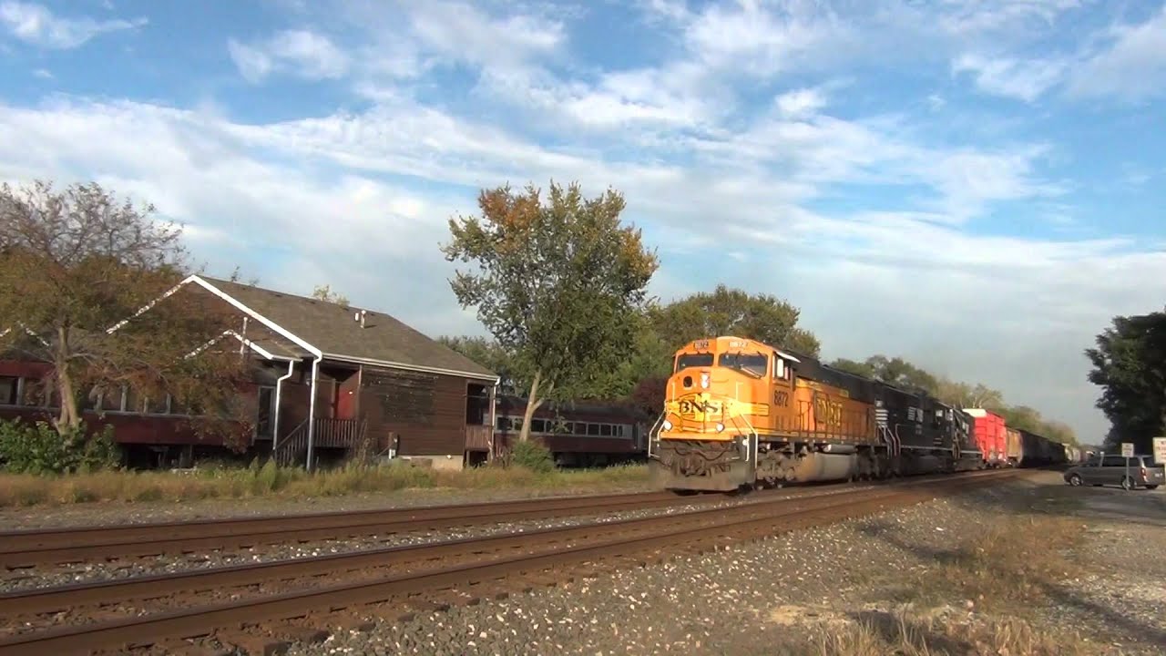 BNSF 8872 West at Chesterton 9/27/14 (HD) - YouTube