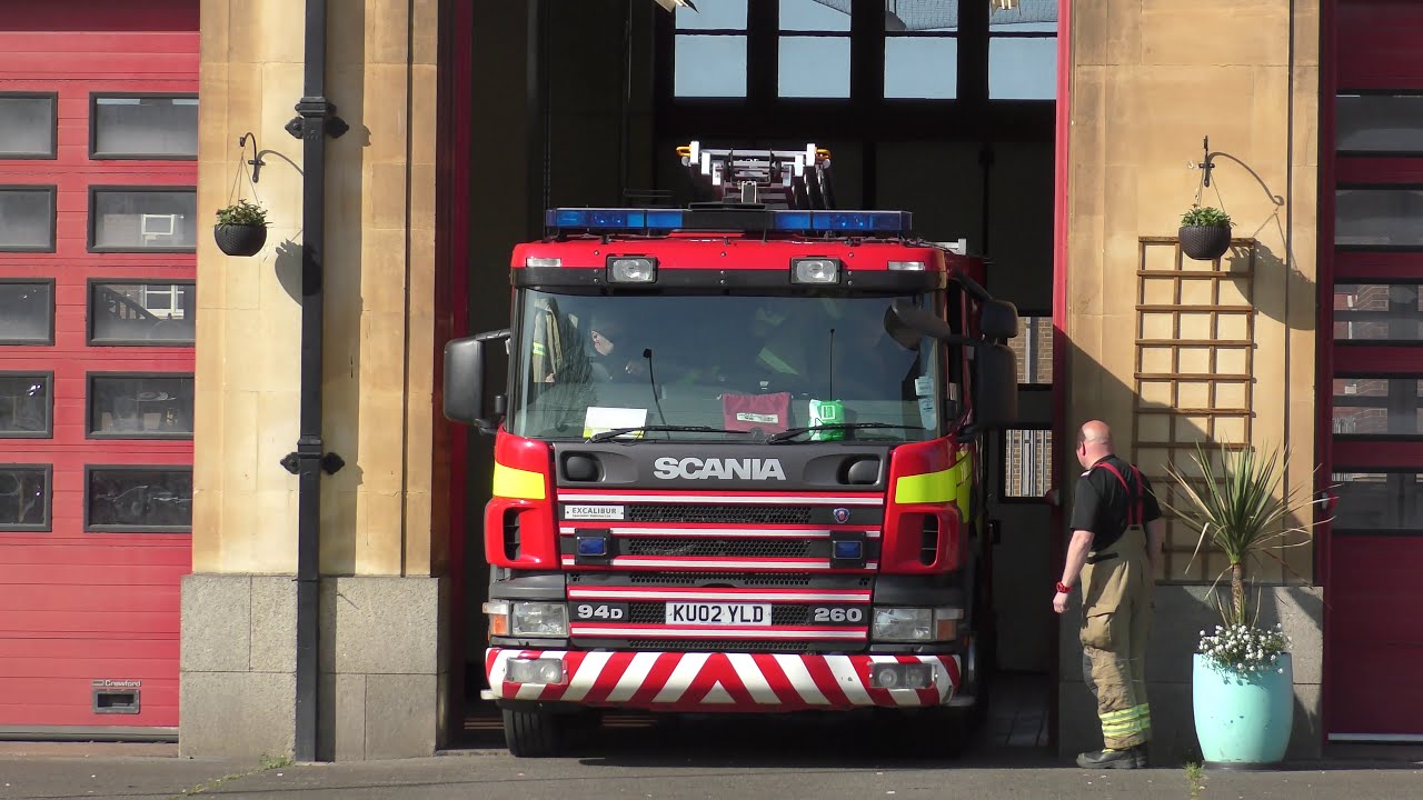 OLD FIRE ENGINE - Northamptonshire Spare Fire Engine Responding with ...