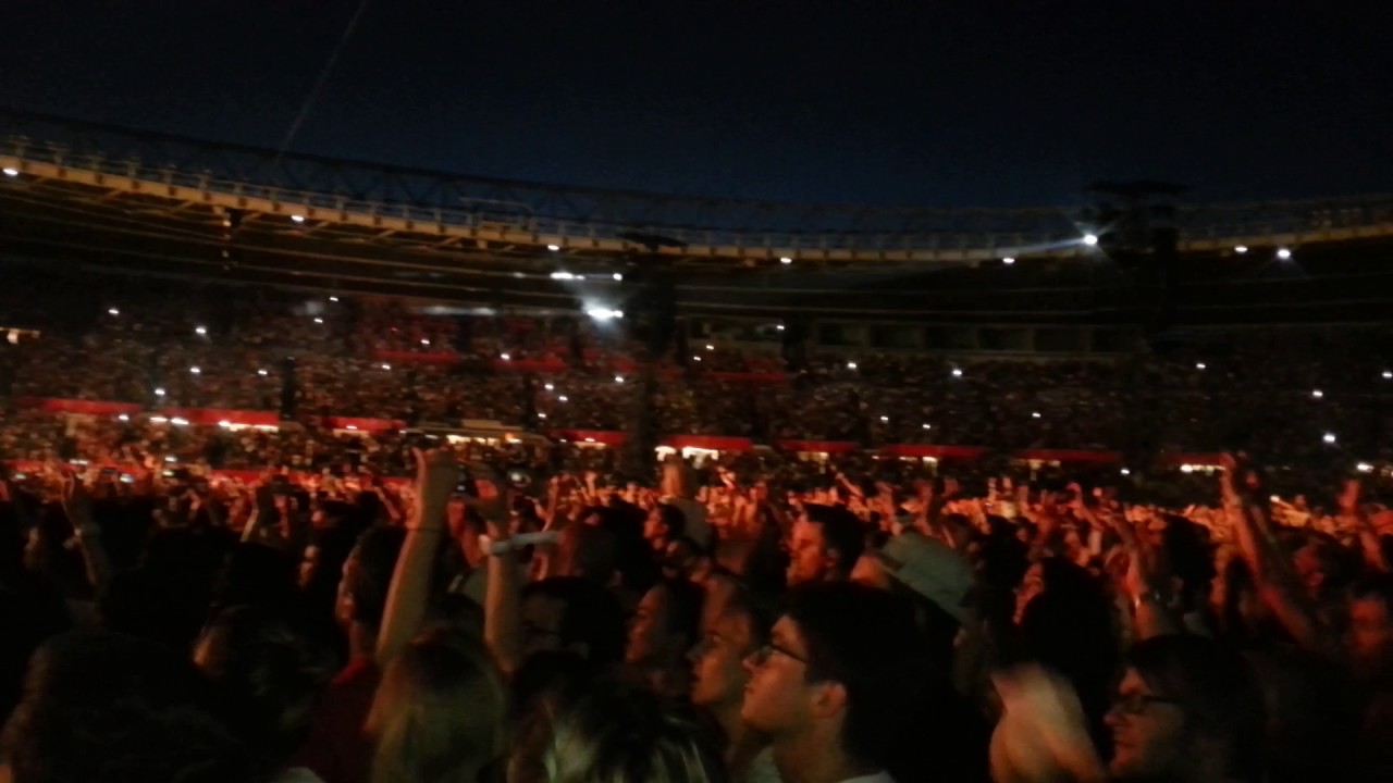 Coldplay live in Vienna - Hymn For The Weekend - YouTube