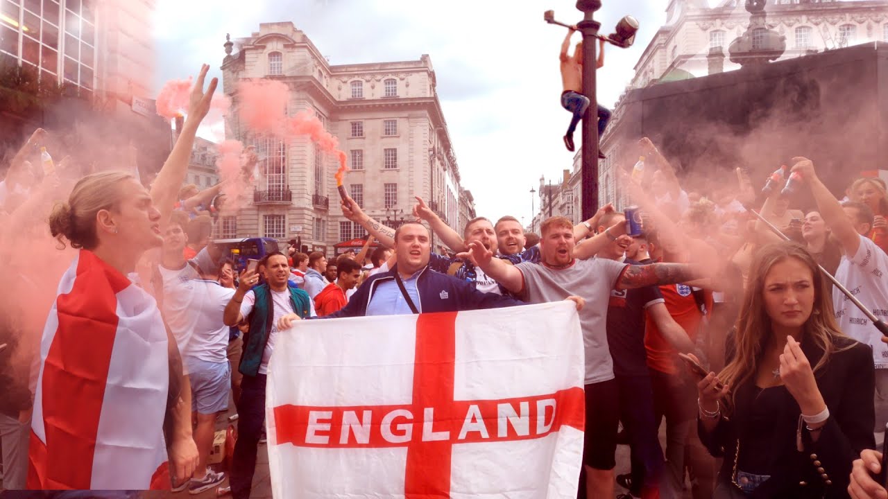England Fans Celebrate at Piccadilly Circus before euro final [4K ...