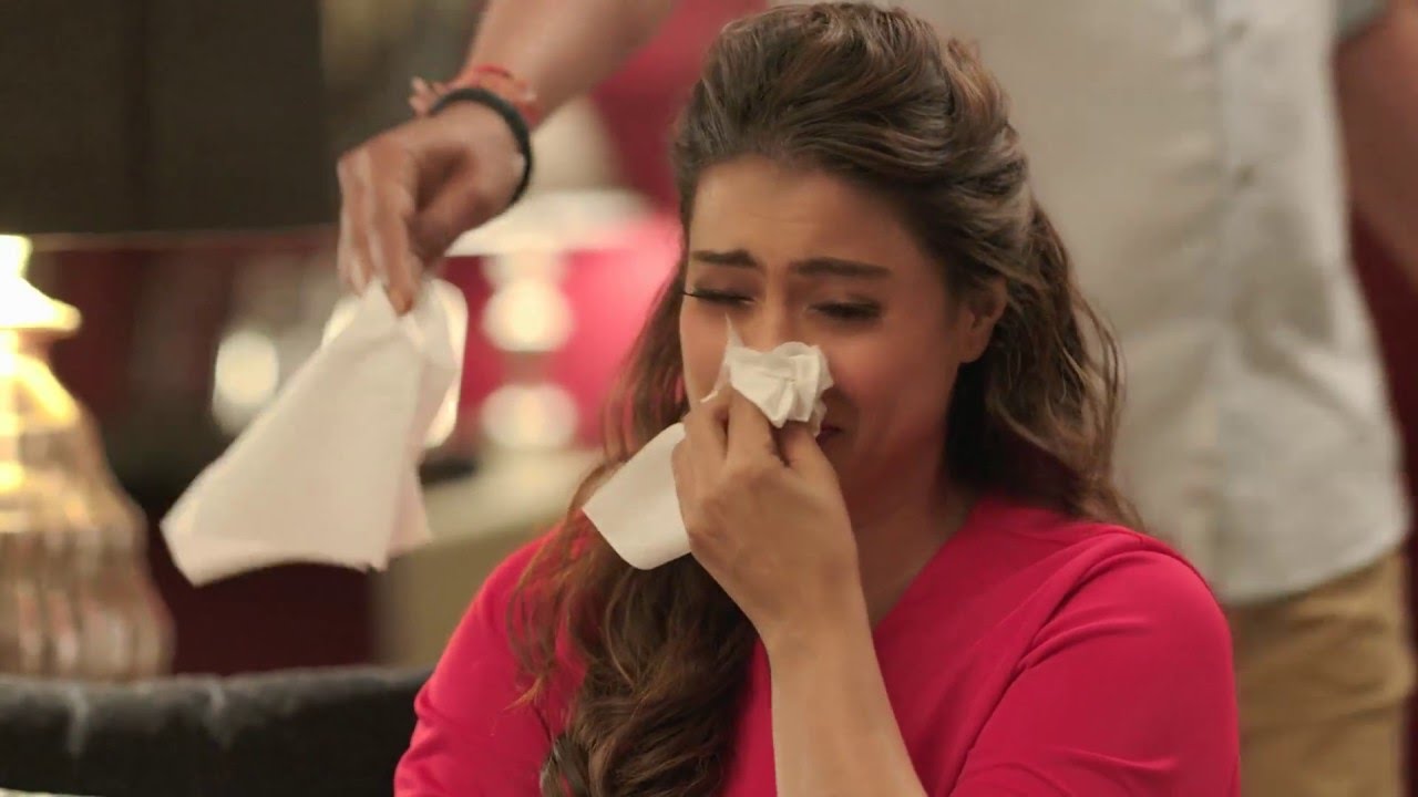 Kajol’s melodramatic reaction to Lifebuoy. - YouTube