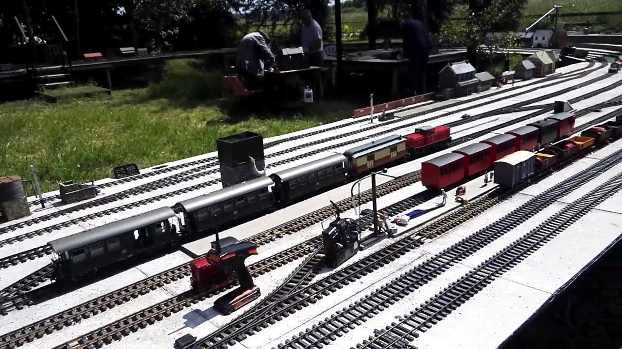 Watching trains of three different gauges at the Golding Spring ...