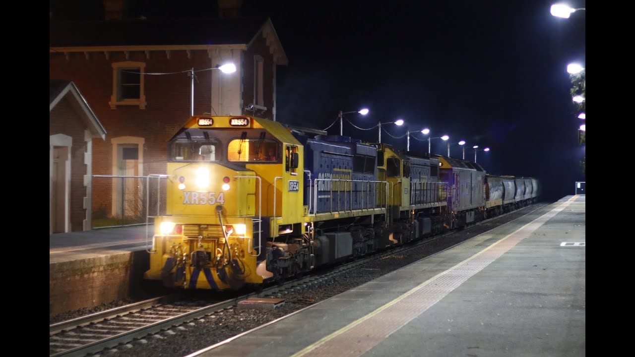 Two Piangil grain trains in two hours at Kangaroo Flat- 10/7/15 - YouTube