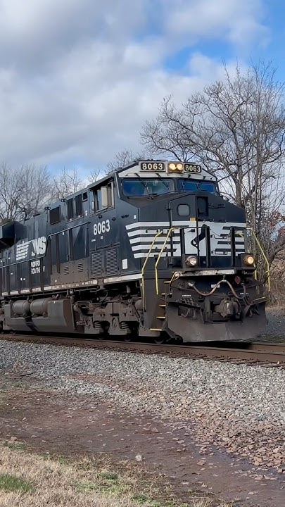 Great K5LLA on NS 8063 #norfolksouthern - YouTube