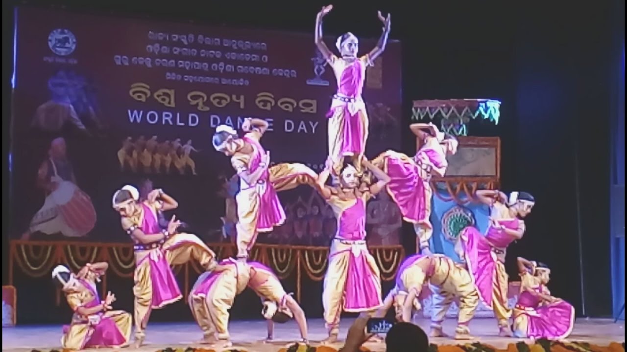 Odissi Dance "Gotipua" - YouTube