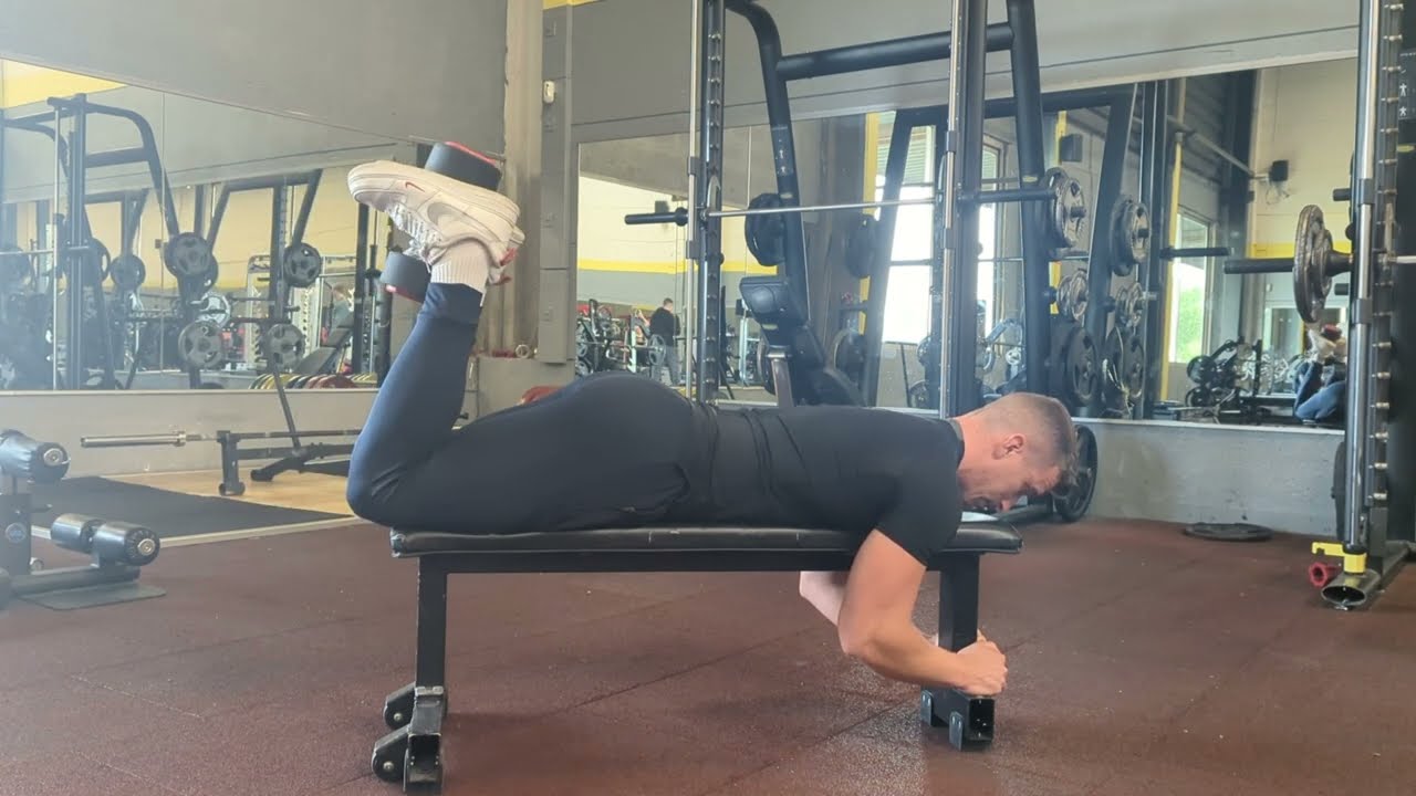 Leg curl avec haltère - YouTube